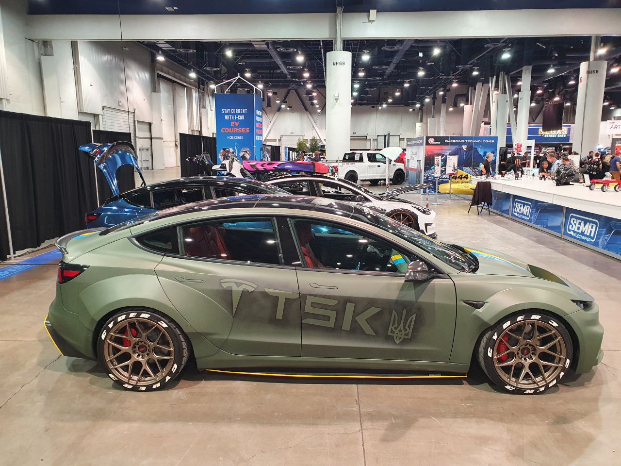 Українці показали тюнінговані Tesla на шоу SEMA в Лас-Вегасі | ТопЖир